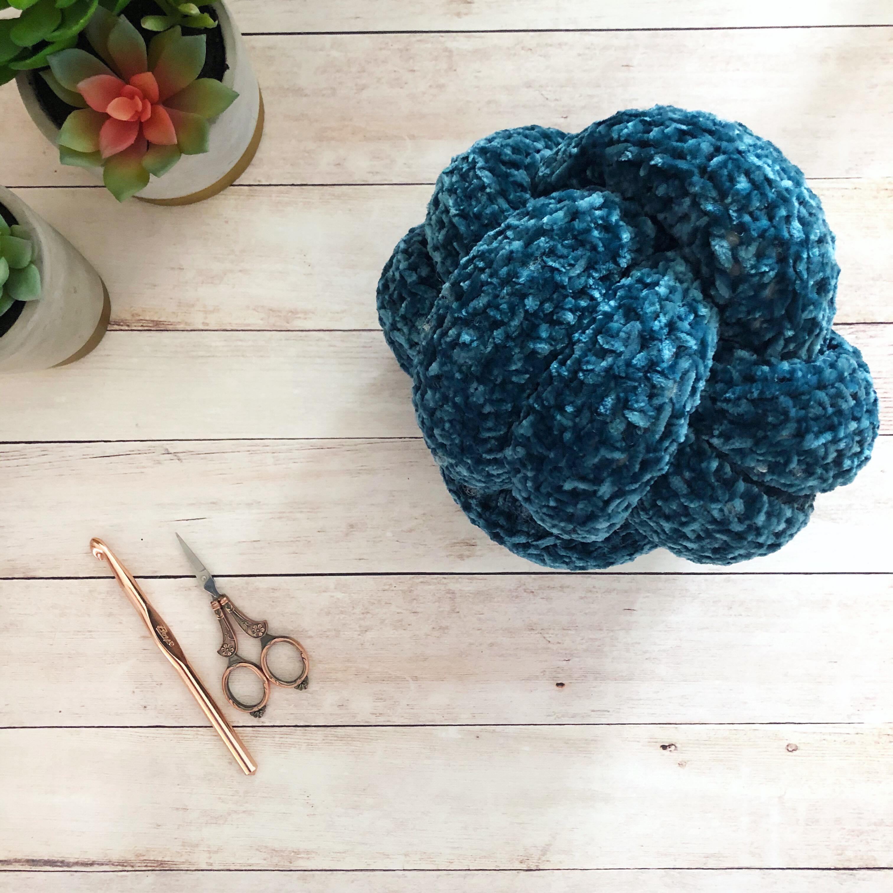 The Mare Knot Pillow by Debrosse • Spin a Yarn Crochet